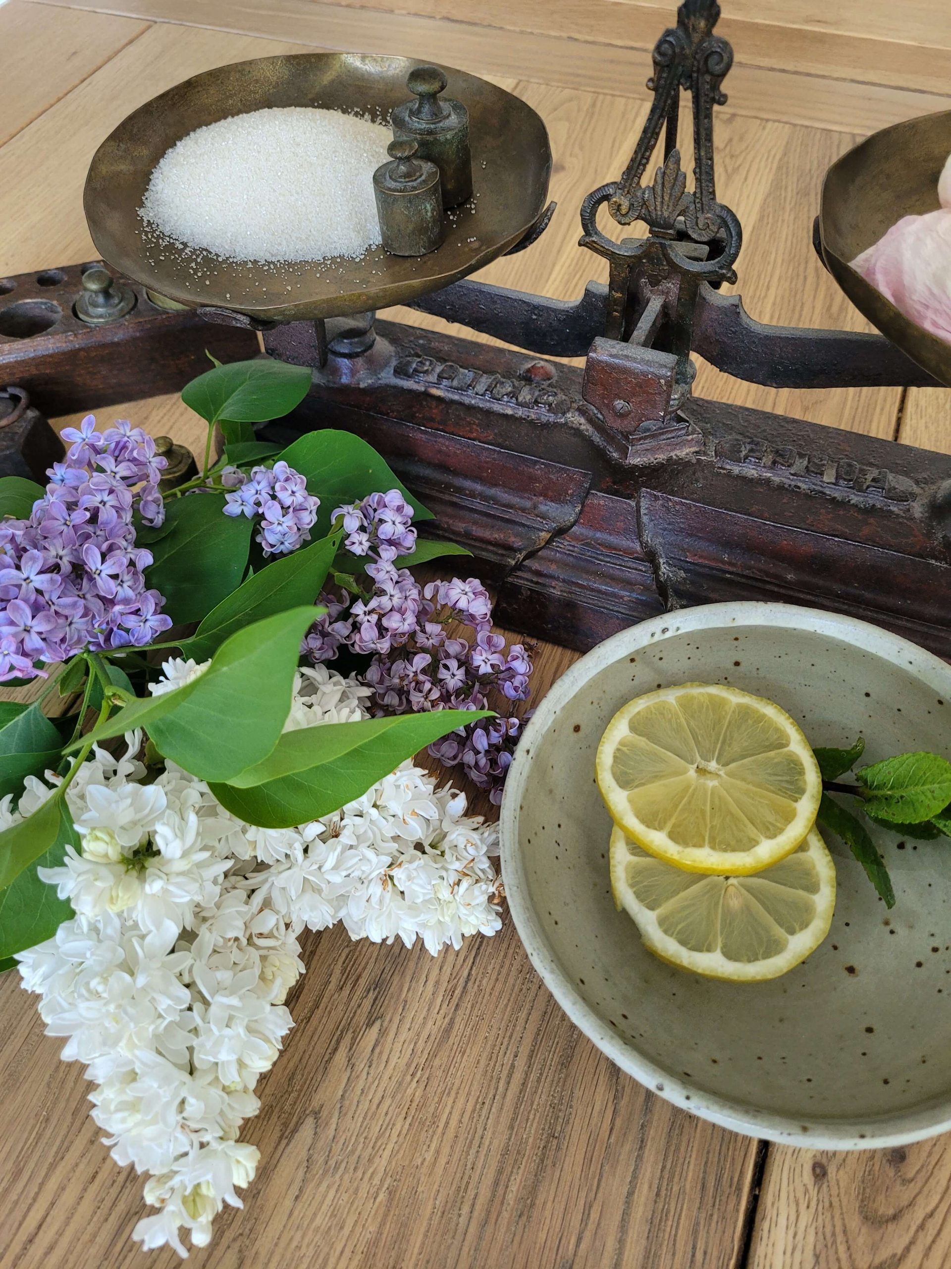 Découvrez la recette de la limonade aux fleurs de lilas - 100% naturel